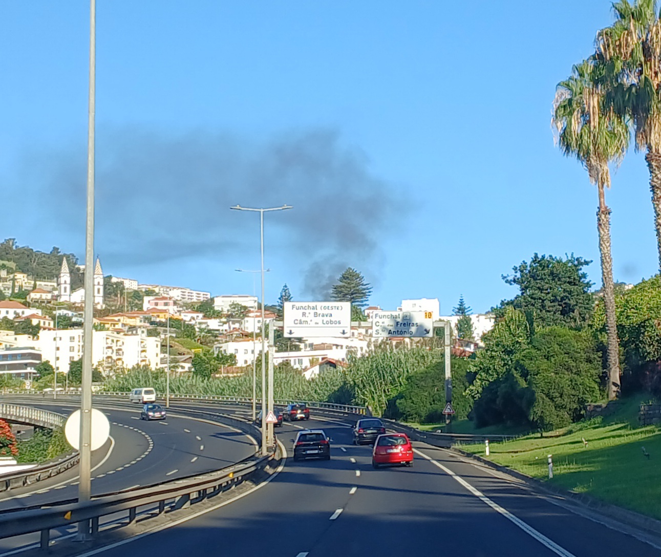 Incêndio em curso numa casa no Funchal — AgoraMadeira