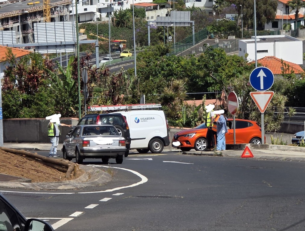 Acidente entre dois carros na saída para o Pilar — AgoraMadeira