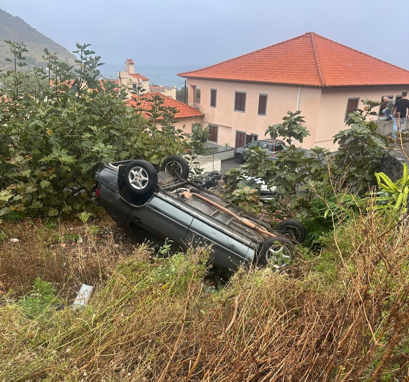 Carro sai de estrada numa rotunda e capota — AgoraMadeira