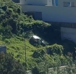 Carro sai de estrada e cai em ravina — AgoraMadeira